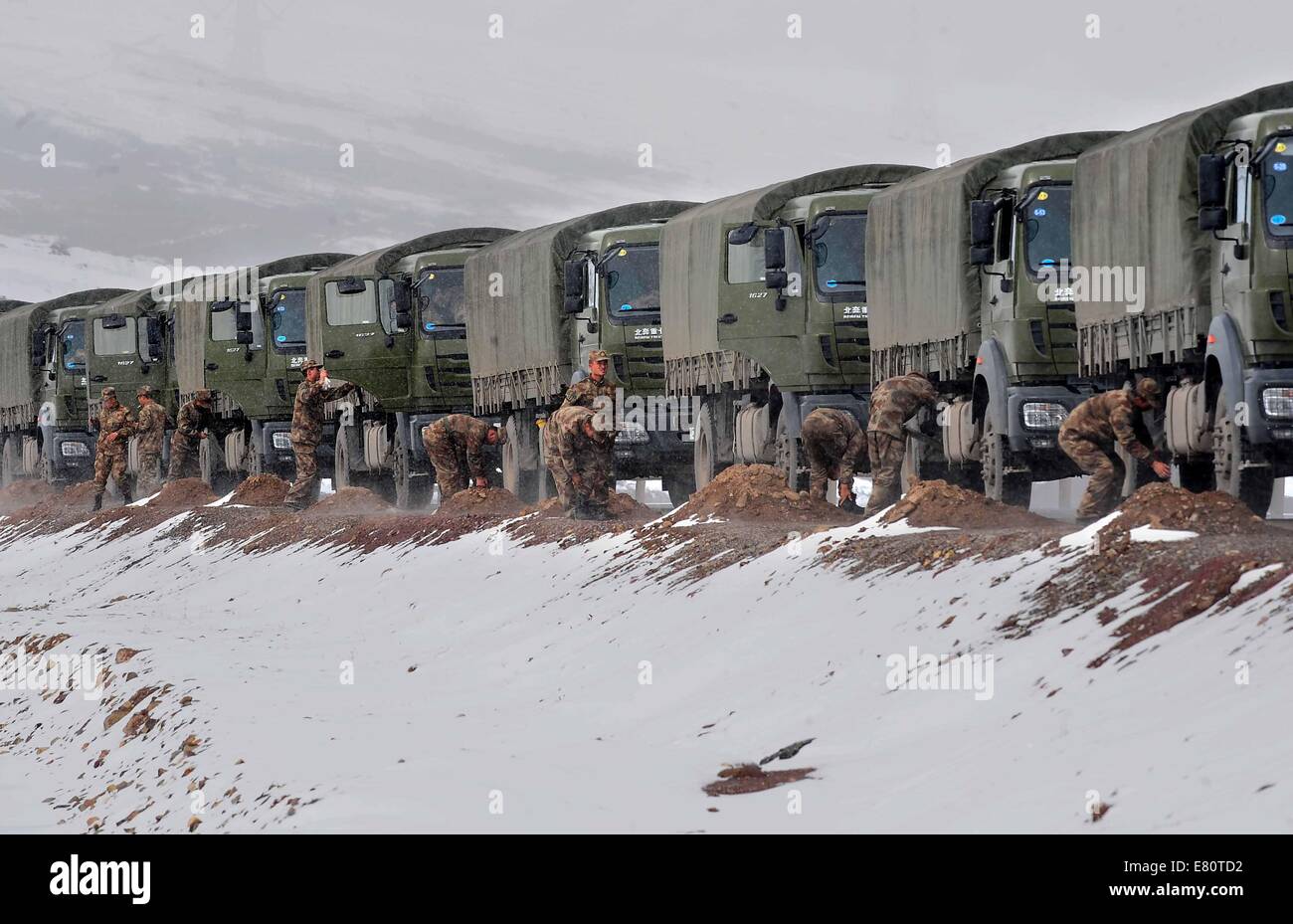 Chinese army in tibet hi-res stock photography and images - Alamy