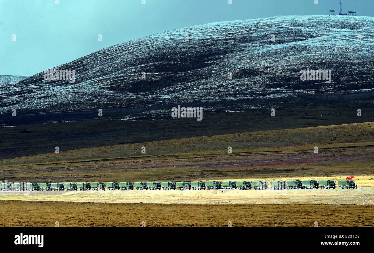 Tanggula pass hi-res stock photography and images - Alamy