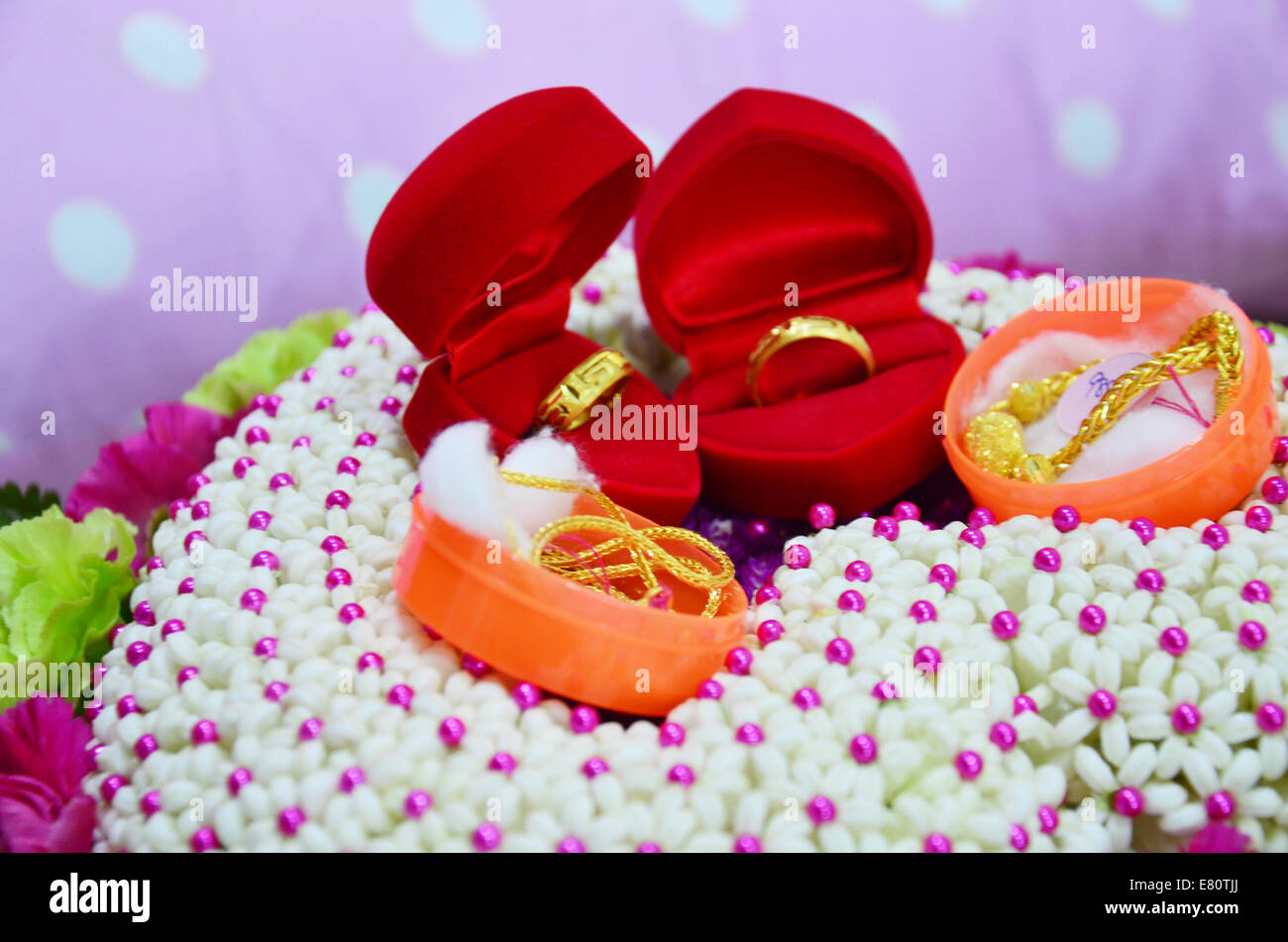 Engagement ring & Wedding band Thai Style Stock Photo - Alamy