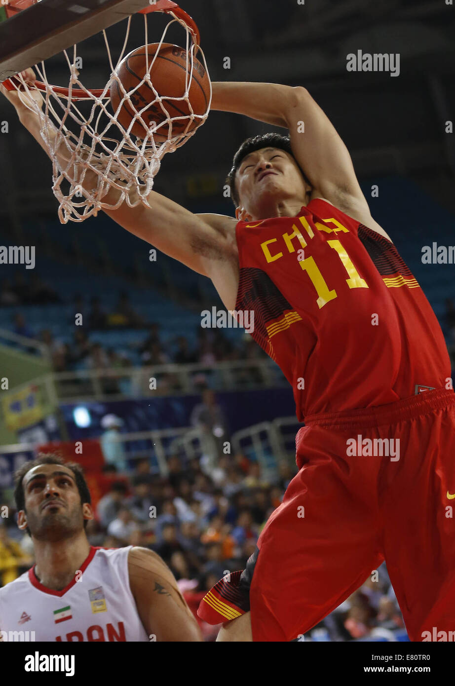 Incheon, South Korea. 28th Sep, 2014. Zhou Peng (R) of China dunks ...