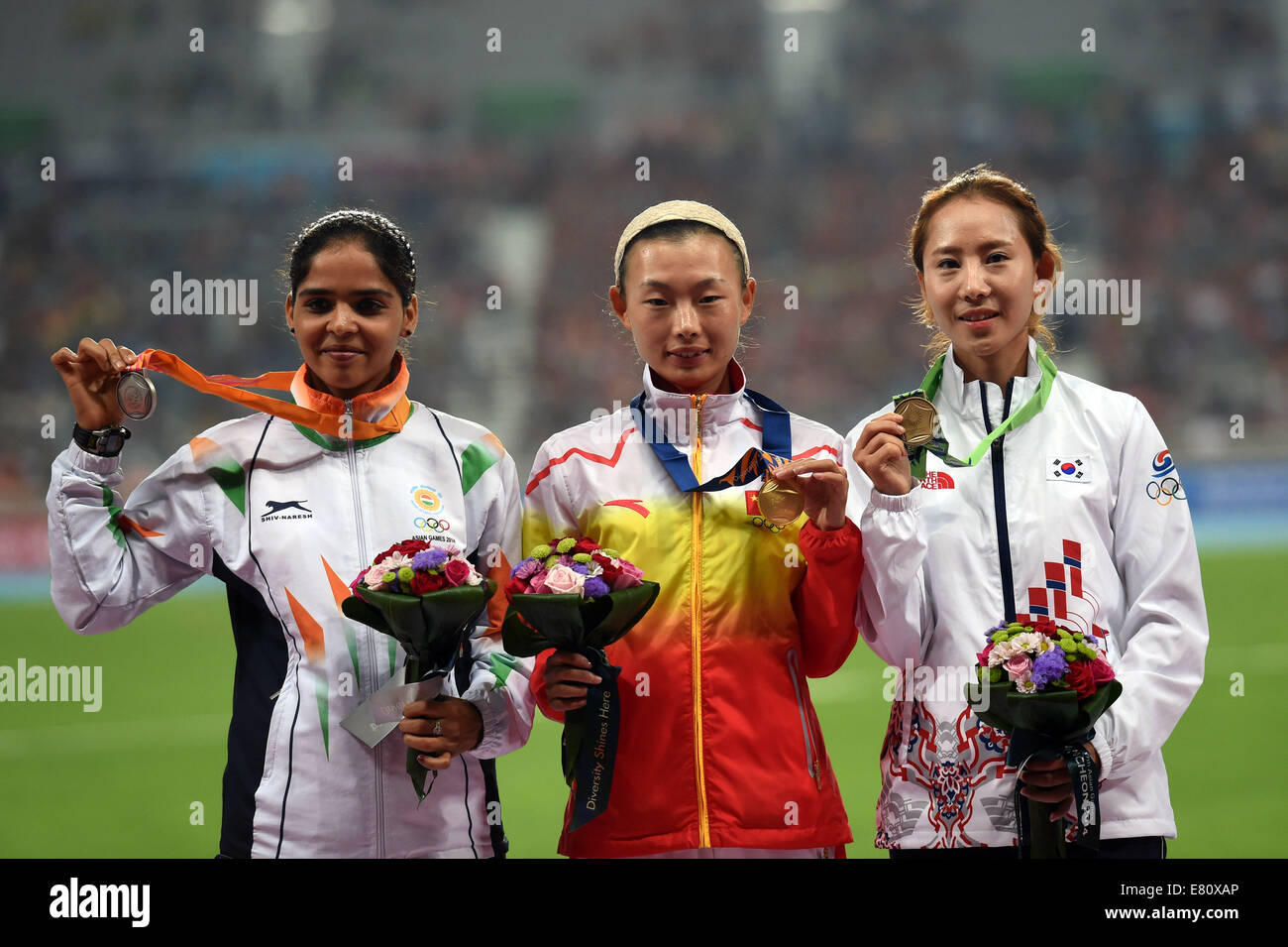 Incheon, South Korea. 28th Sep, 2014. Gold medalist Lv Xiuzhi (C) of ...