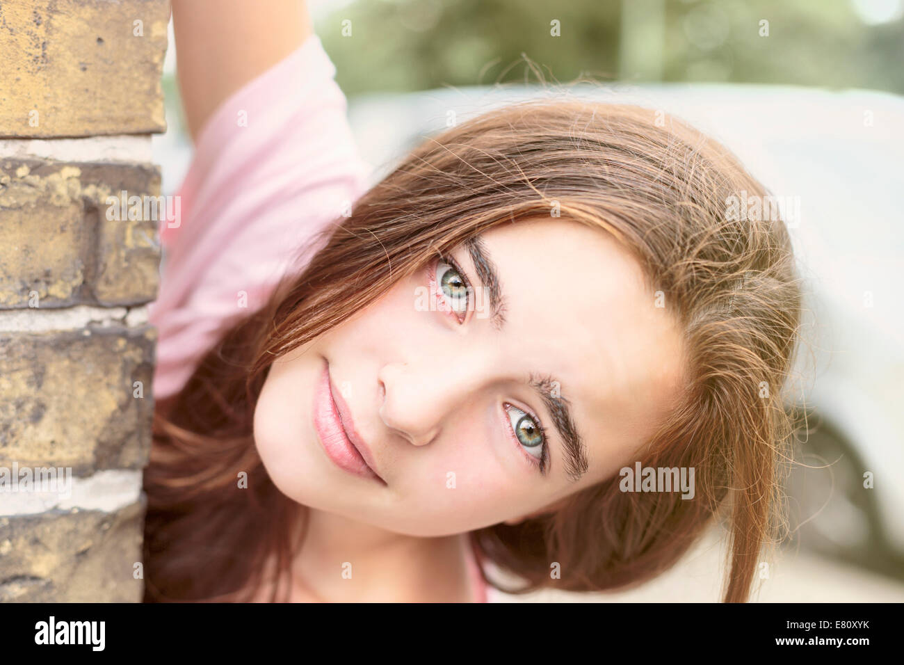 Woman looking around a corner hi-res stock photography and images - Alamy