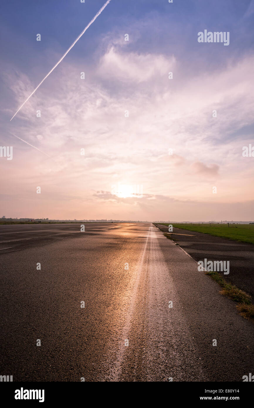 Straight road perspective street hi-res stock photography and images ...