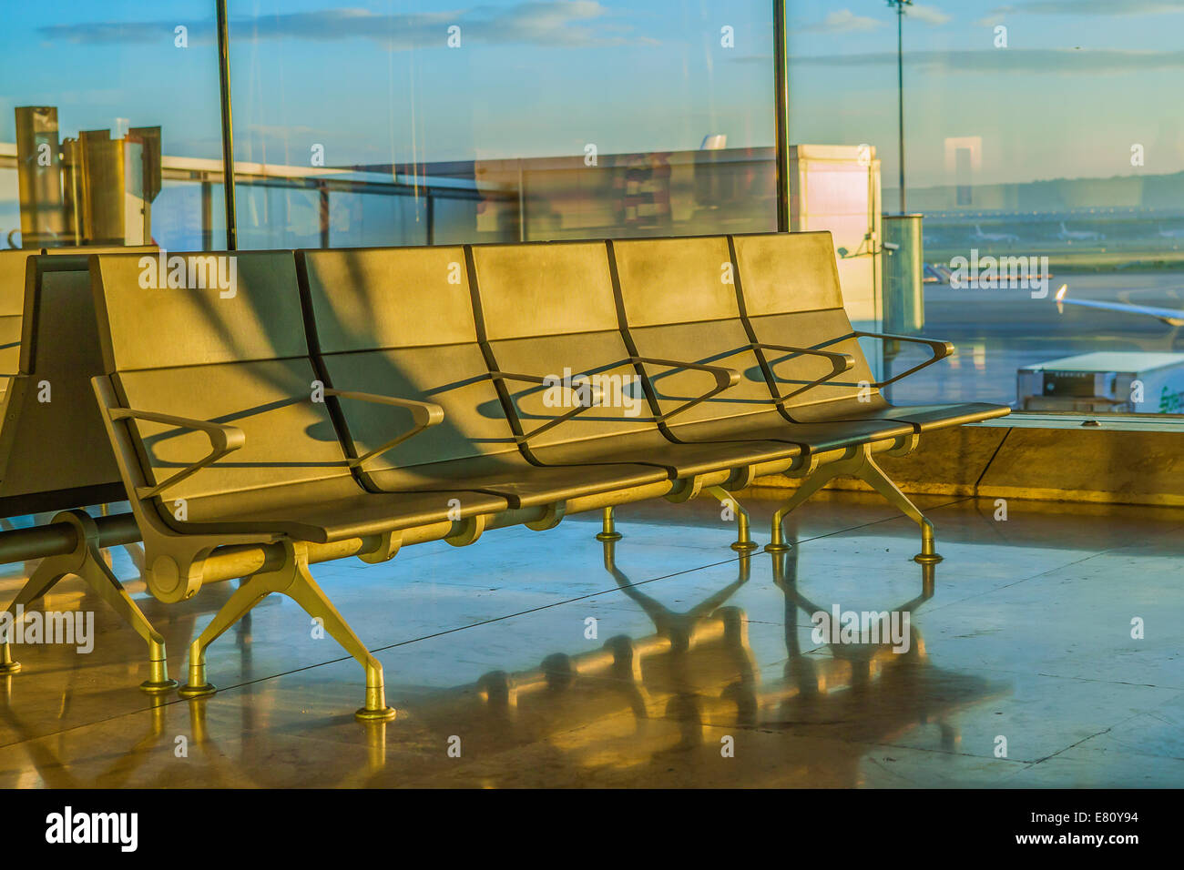 Simple airport terminal design hi-res stock photography and images - Alamy
