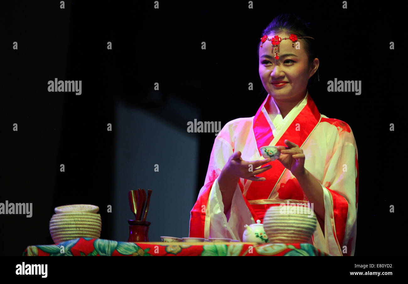 Quito, Ecuador. 27th Sep, 2014. An artist from Hubei's University ...