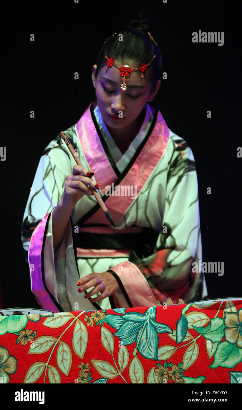 Quito, Ecuador. 27th Sep, 2014. An artist from Hubei's University ...