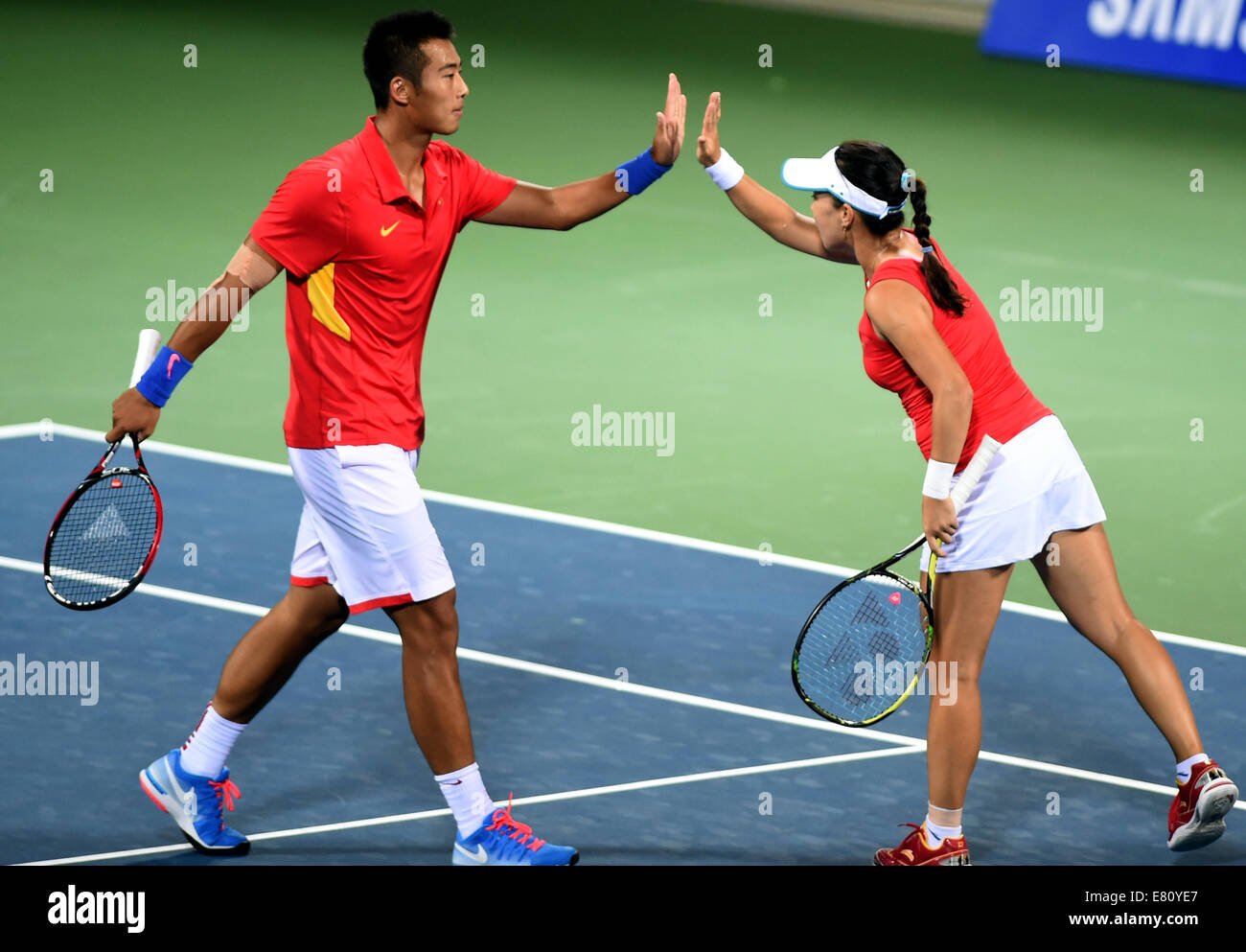 Incheon, South Korea. 28th Sep, 2014. Zheng Jie (R) and Zhang Ze of ...
