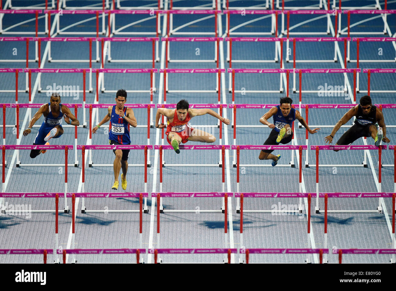 Incheon, South Korea. 28th Sep, 2014. Xie Wenjun (C) of China competes ...