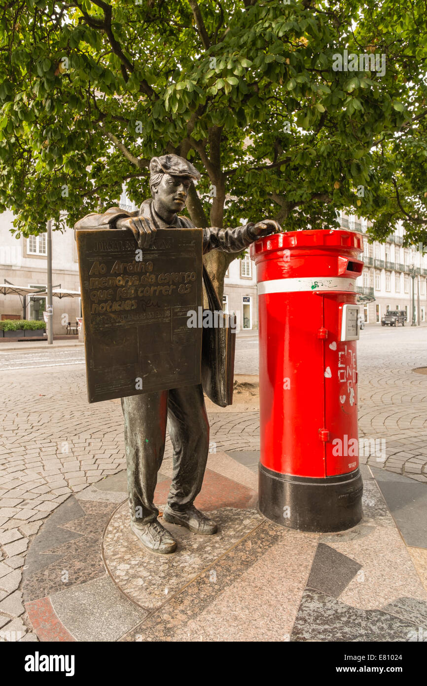 Box statue hi-res stock photography and images - Alamy