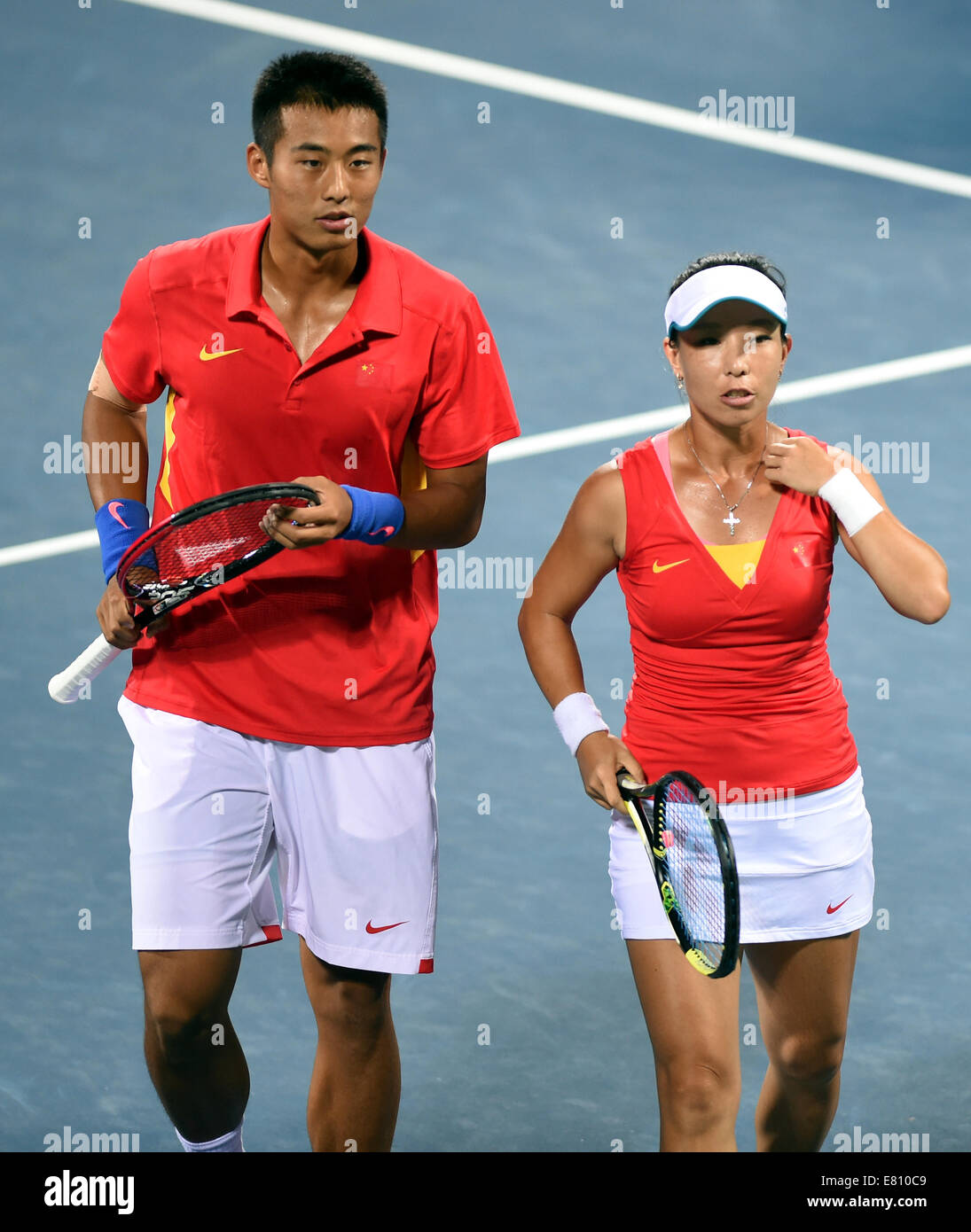 Incheon, South Korea. 28th Sep, 2014. Zheng Jie (R) and Zhang Ze of ...