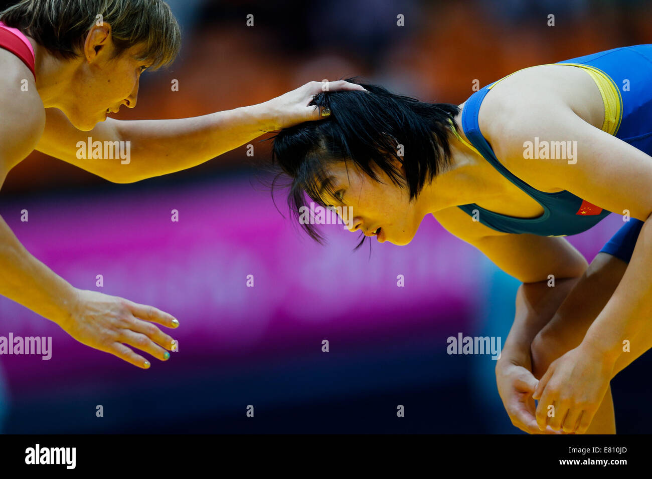Incheon, South Korea. 28th Sep, 2014. Zhou Feng (R) of China fights ...
