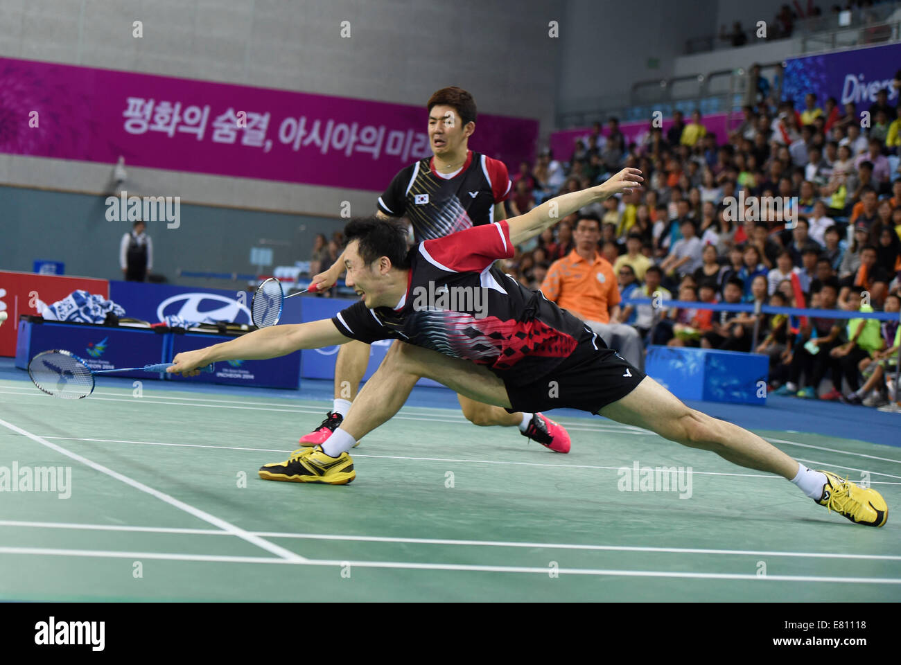 Incheon, South Korea. 28th Sep, 2014. Yoo Yeonseong (front) and Lee ...