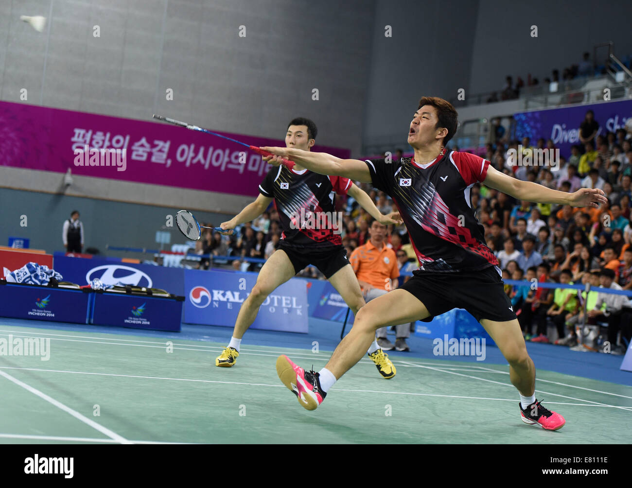 Incheon, South Korea. 28th Sep, 2014. Lee Yongdae (front) and Yoo ...