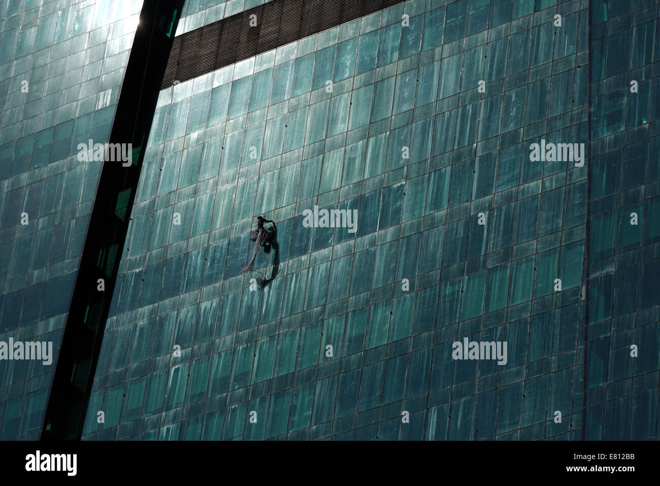 A Man Cleaning Windows On A High Rise Building Stock Photo - Alamy