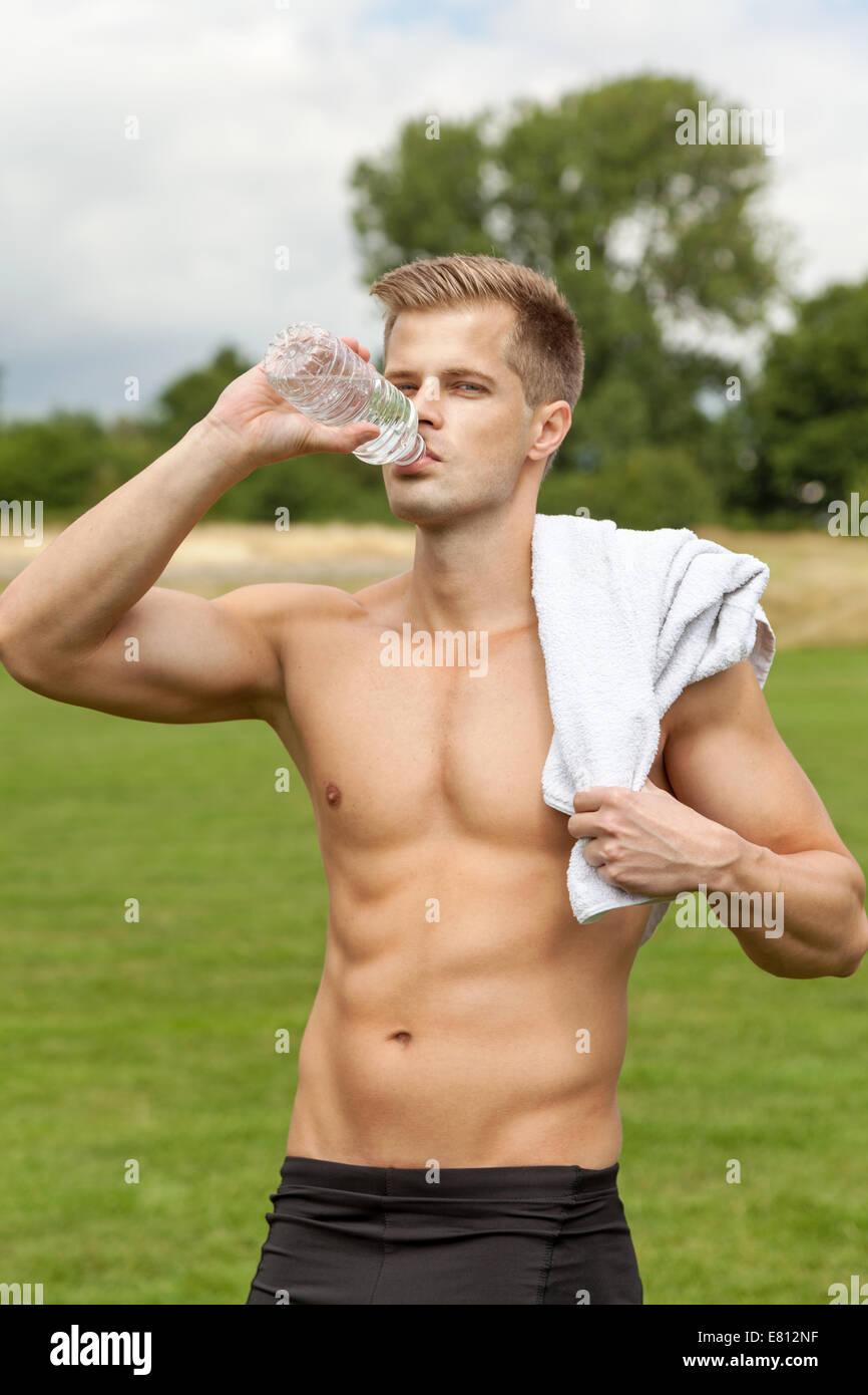 Keeping hydrated during workout outdoors Stock Photo - Alamy