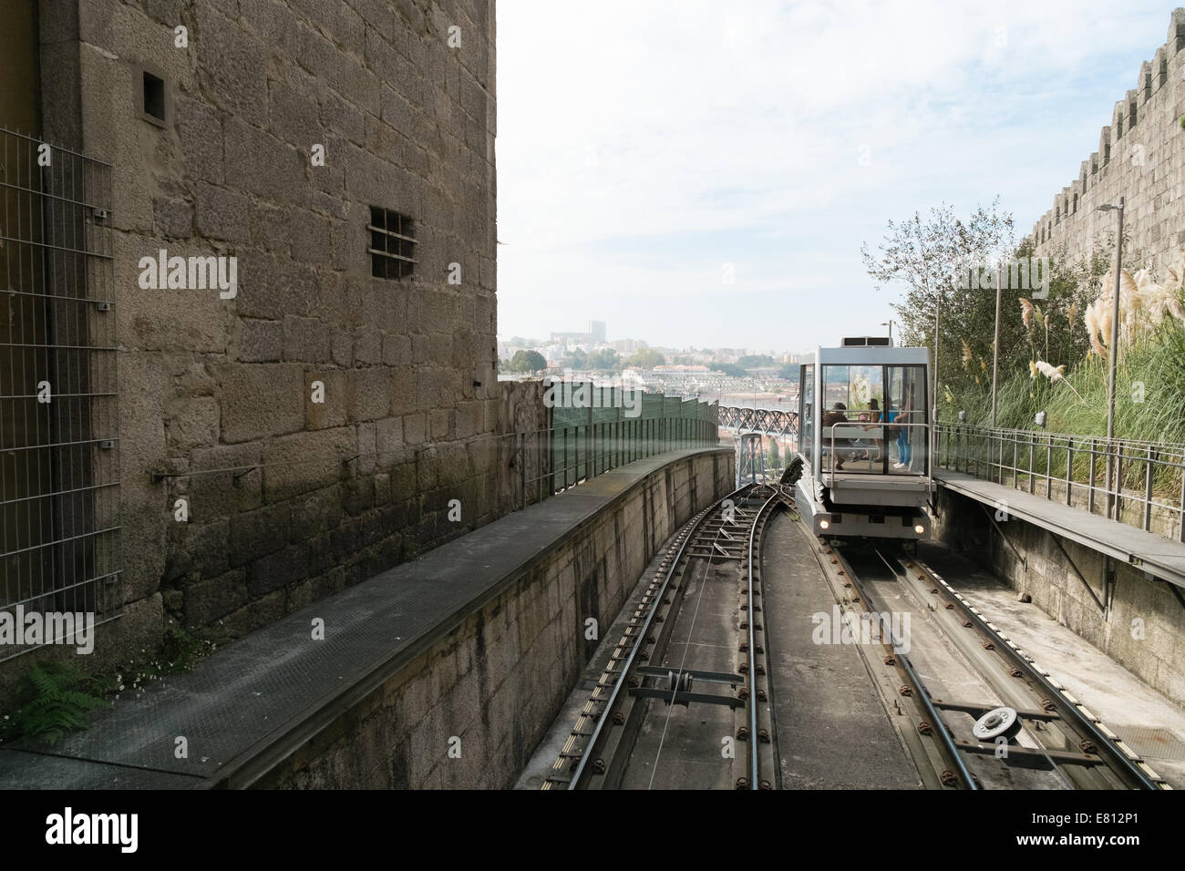 Funicular dos guindais oporto porto hi-res stock photography and images ...
