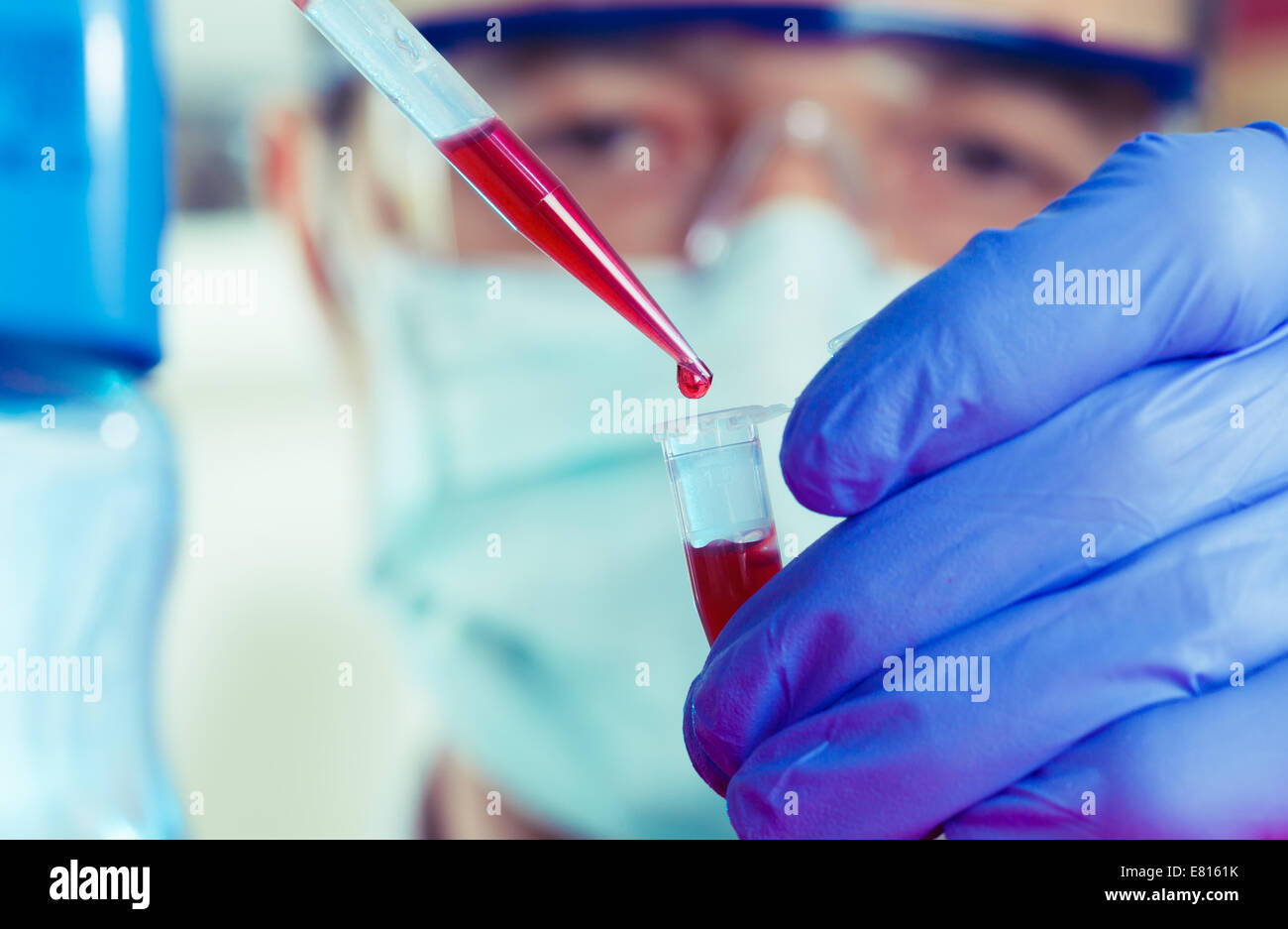 Experiment scientist in the microbiology laboratory Stock Photo - Alamy
