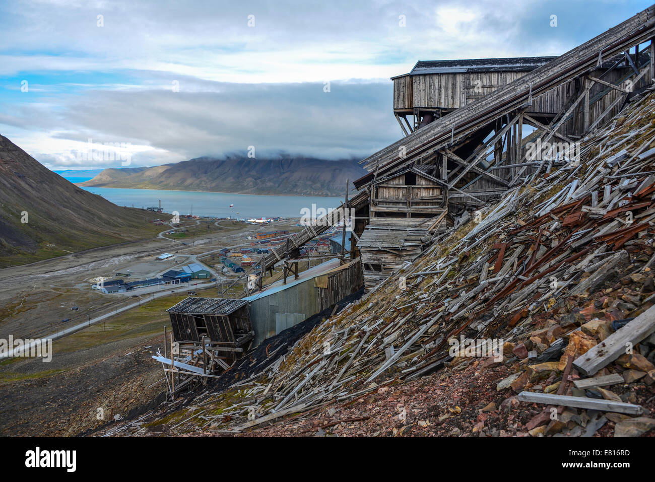 Coal mine in the tundra landscape hi-res stock photography and images ...