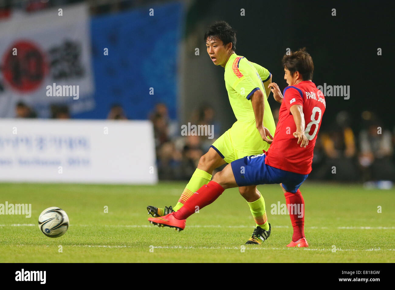Incheon, South Korea. 28th Sep, 2014. (L-R) Wataru Endo (JPN), Park Jooho (KOR) Football/Soccer ...