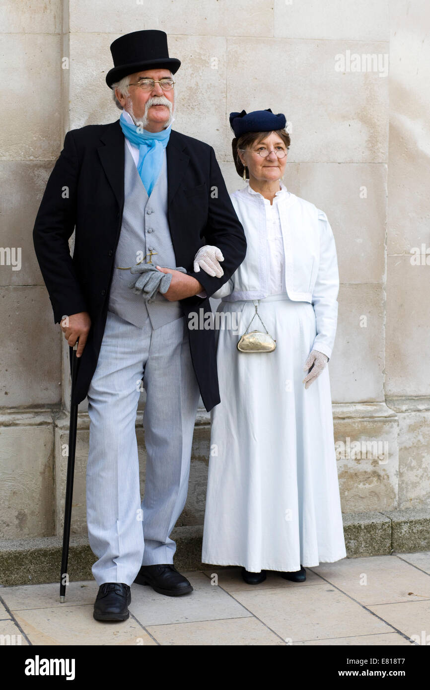 Couple dressed in the Fashion of the period 1900–1909 Stock Photo - Alamy