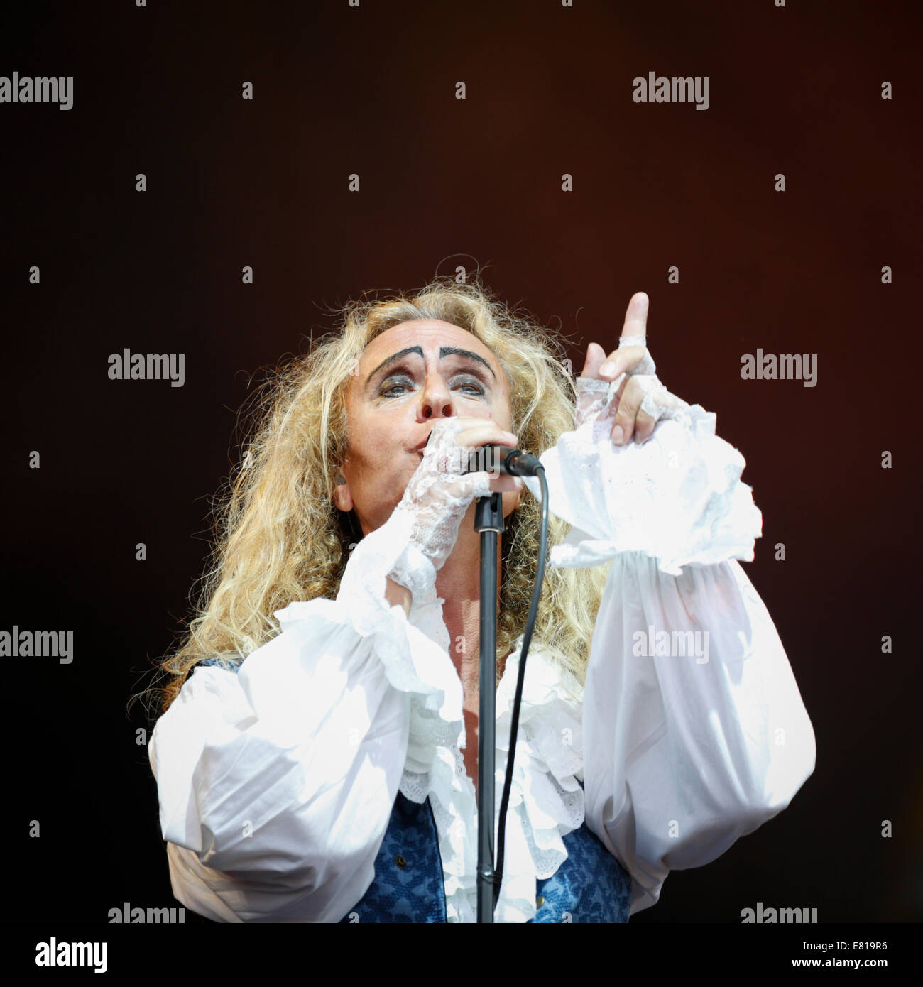 Nad Sylvan singing on stage at Fairport's Cropredy Convention with ...
