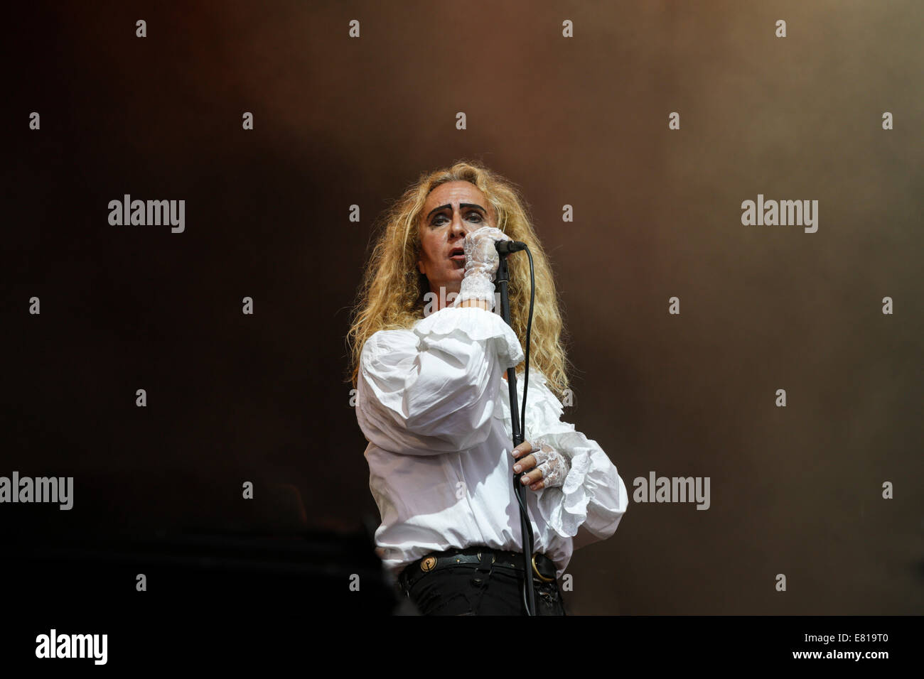 Nad Sylvan singing on stage at Fairport's Cropredy Convention with ...