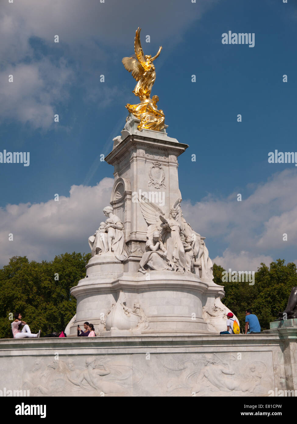 Victoria memorial buckingham hi-res stock photography and images - Alamy