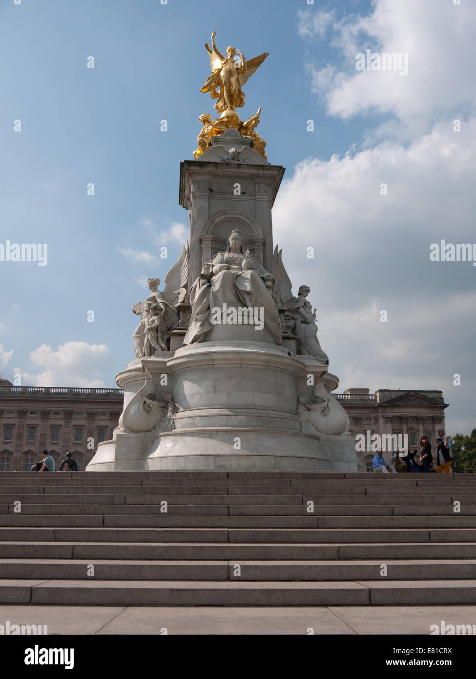 Victoria memorial buckingham palace hi-res stock photography and images - Alamy