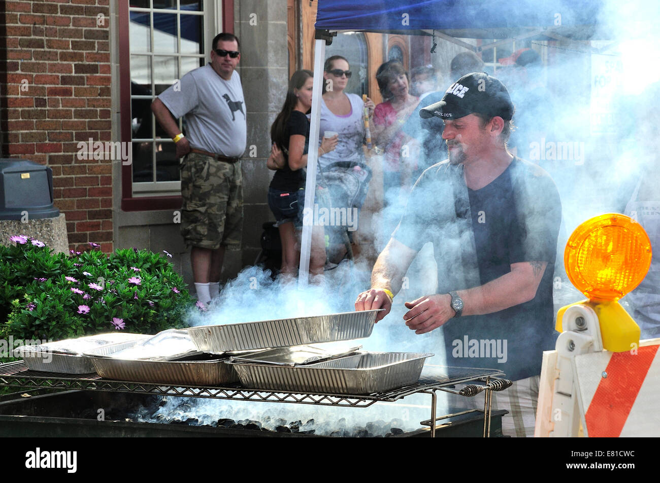 Street food booths hi-res stock photography and images - Alamy