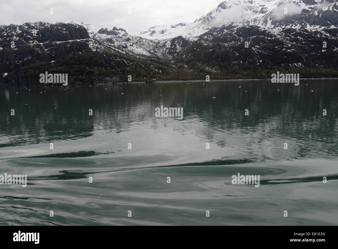 Iceberg falling into water hi-res stock photography and images - Alamy