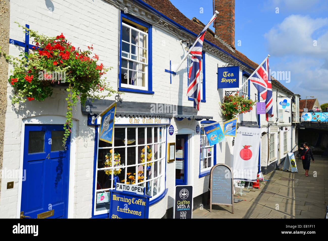 Period shops, High Street, Hungerford, Berkshire, England, United ...