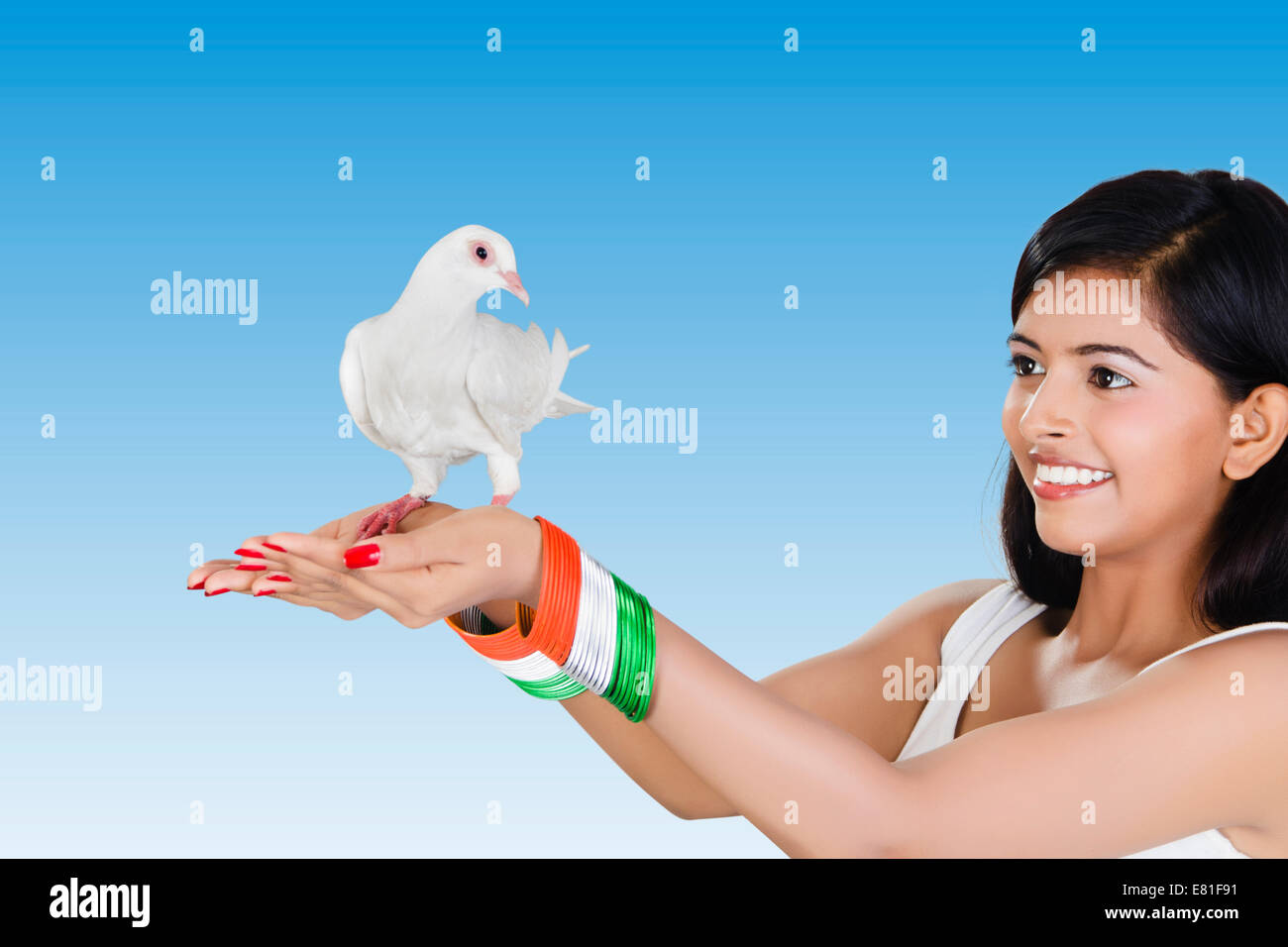 Flying bird model hi-res stock photography and images - Alamy