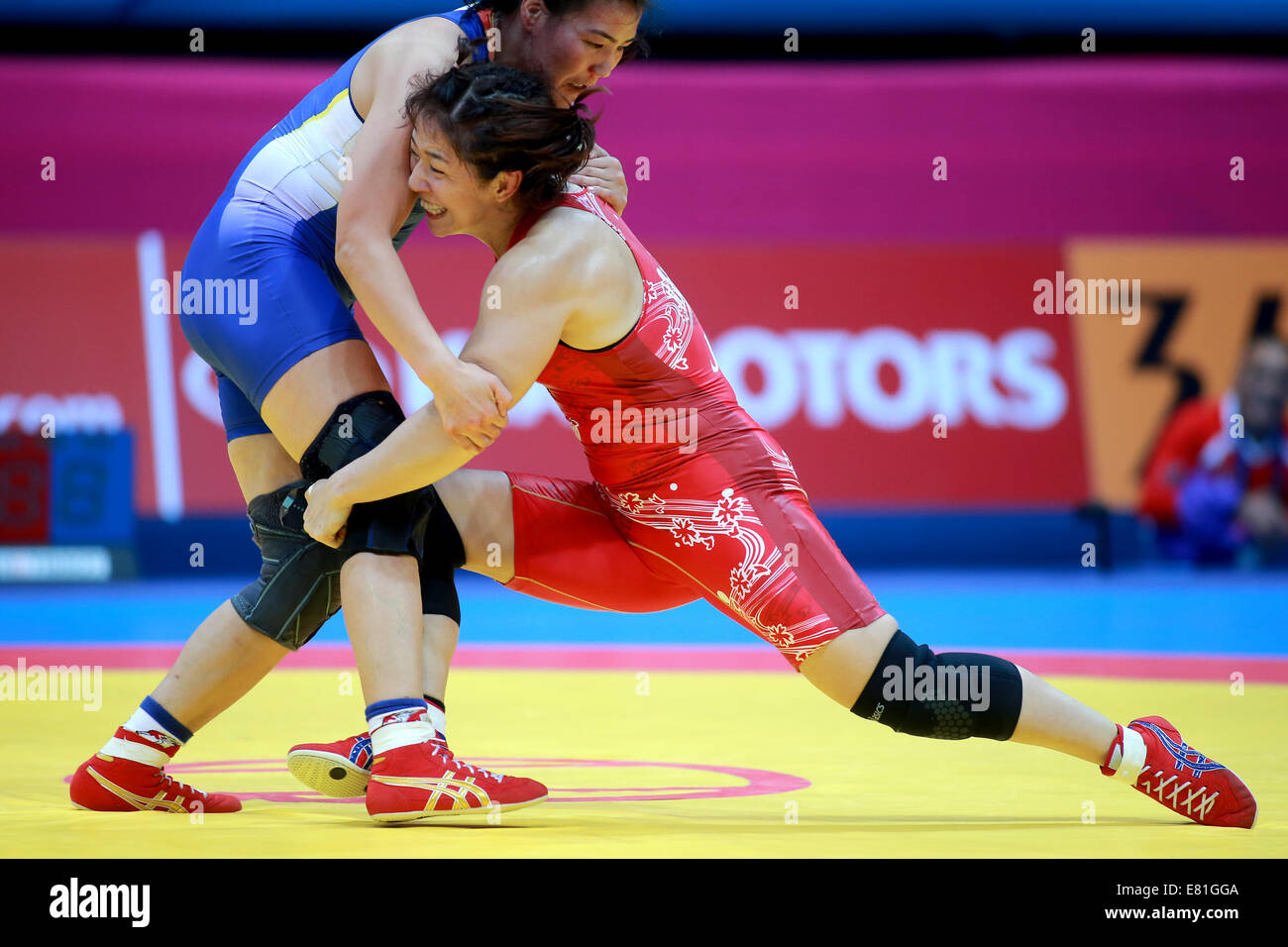 Incheon, South Korea. 28th Sep, 2014. (R-L) Kyoko Hamaguchi (JPN), Burmaa Ochirbat (MGL ...