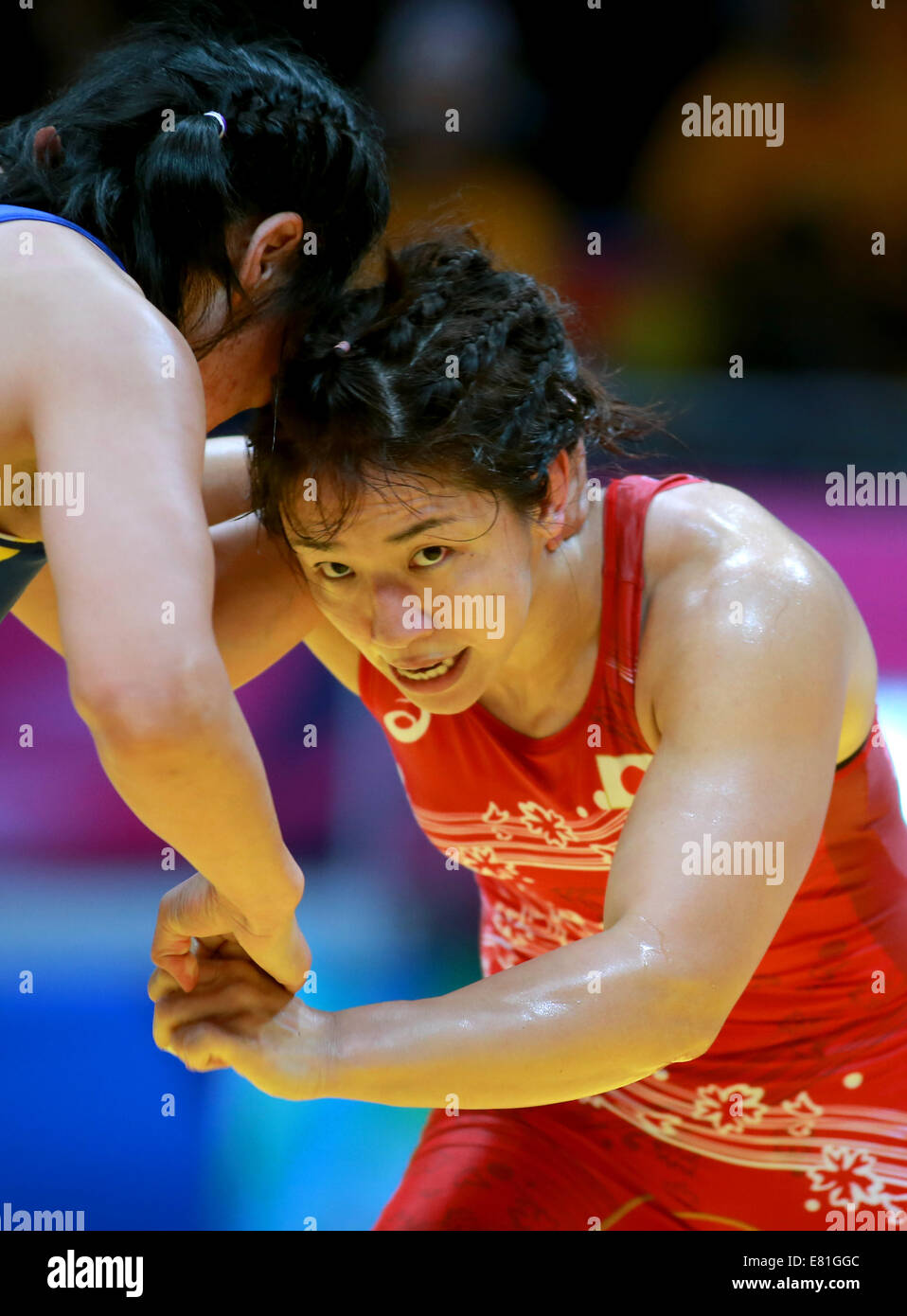 Incheon, South Korea. 28th Sep, 2014. (R-L) Kyoko Hamaguchi (JPN), Burmaa Ochirbat (MGL ...