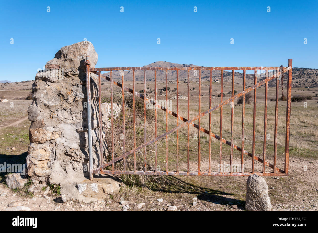 Open field gate hi-res stock photography and images - Alamy