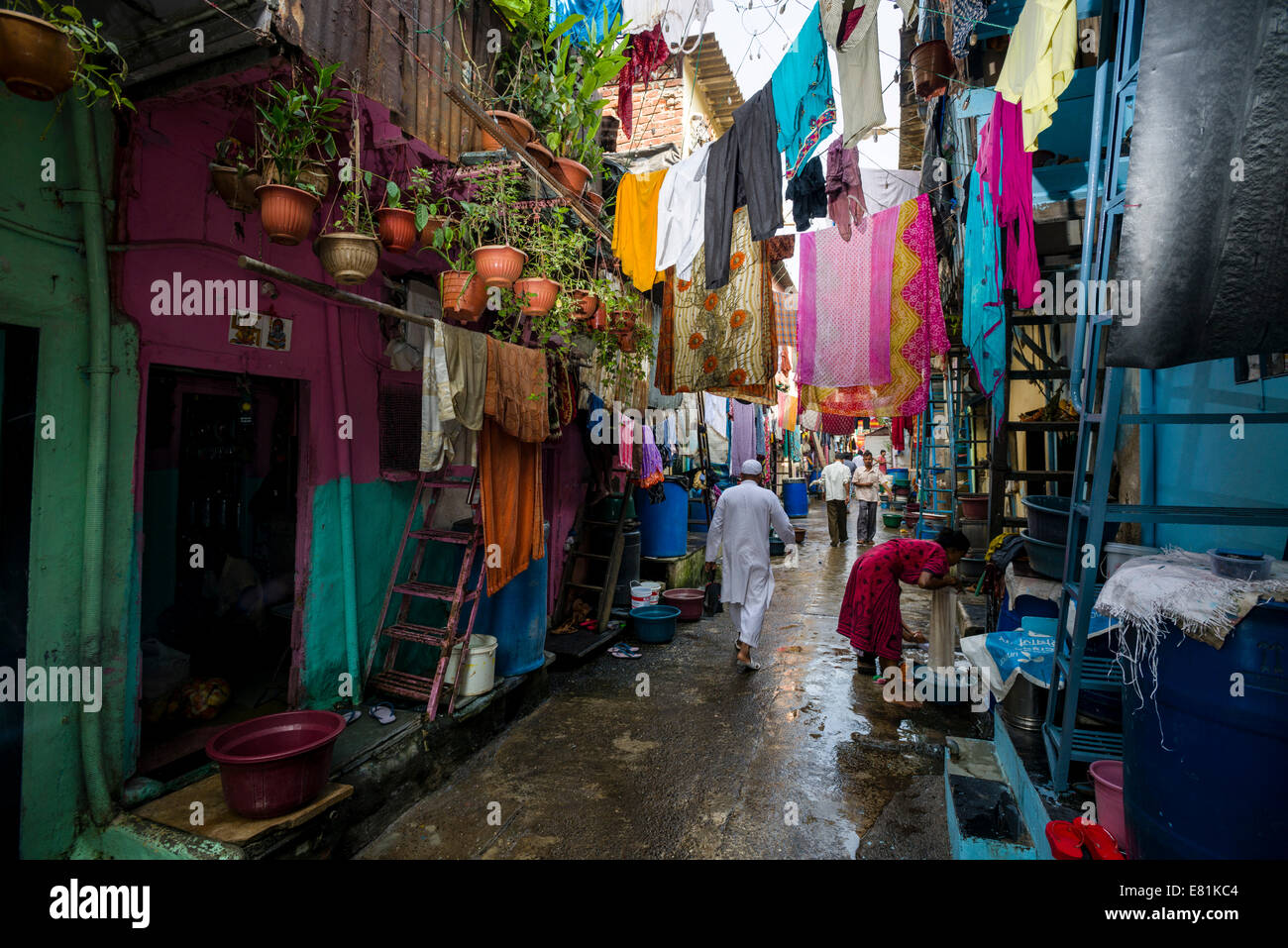 India slum lane hi-res stock photography and images - Alamy