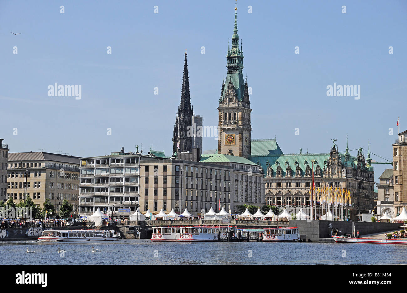 Alster lake in front of Hamburg City Hall and St. Nicholas' Church ...