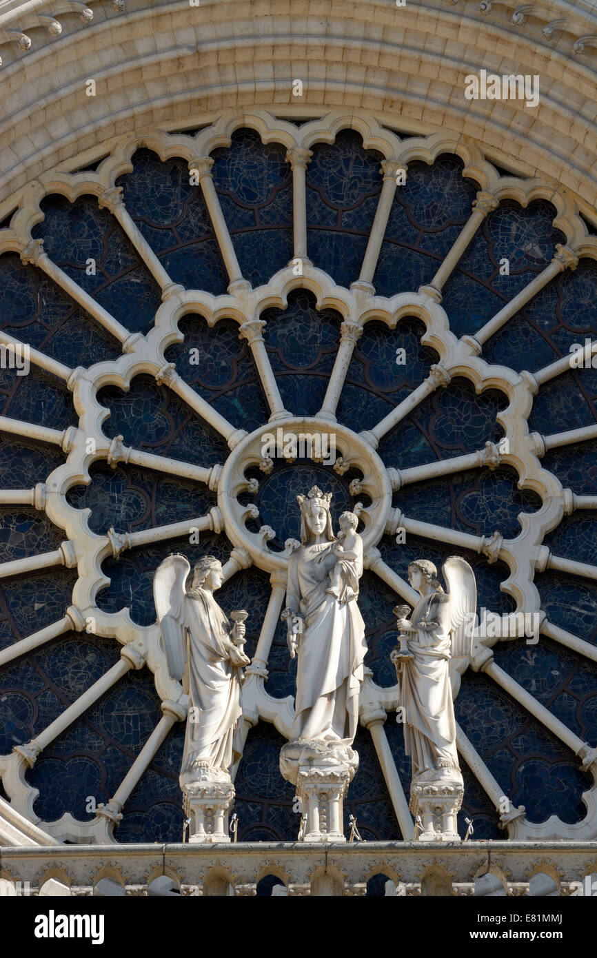 Group of sculptures and rosette of the church window, Cathédrale Notre ...