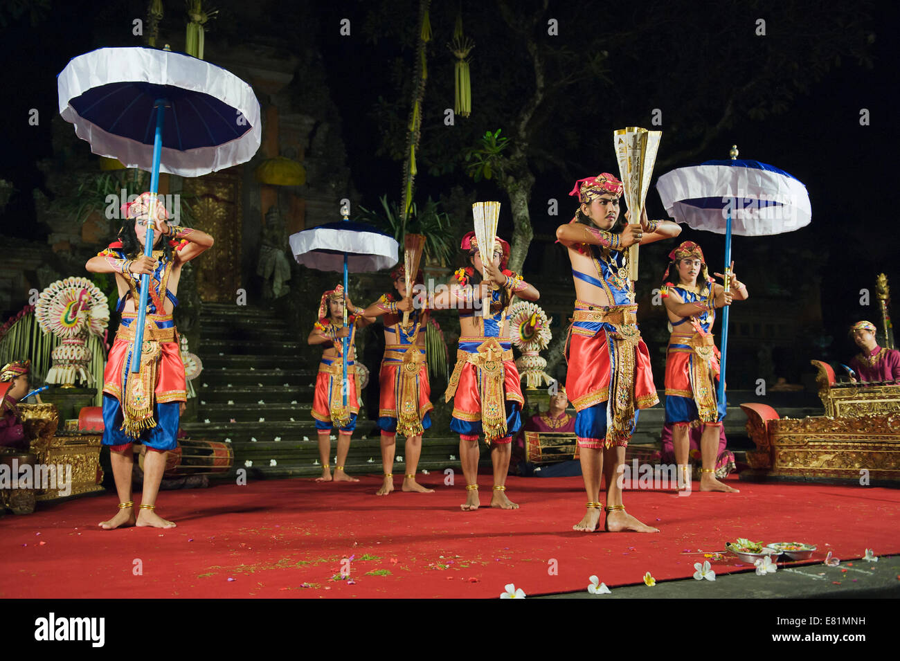 Tari Satya Brasta dance, war dance, Puri Saraswati Temple, Ubud, Bali ...