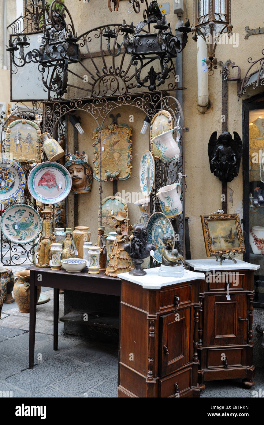 Sale of antiques hi-res stock photography and images - Alamy