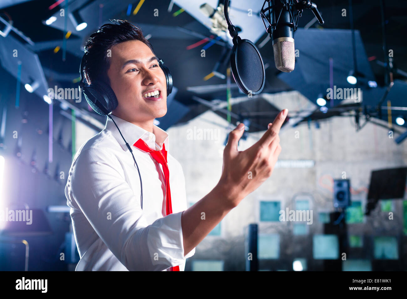 Man singing in recording studio hi-res stock photography and images - Alamy