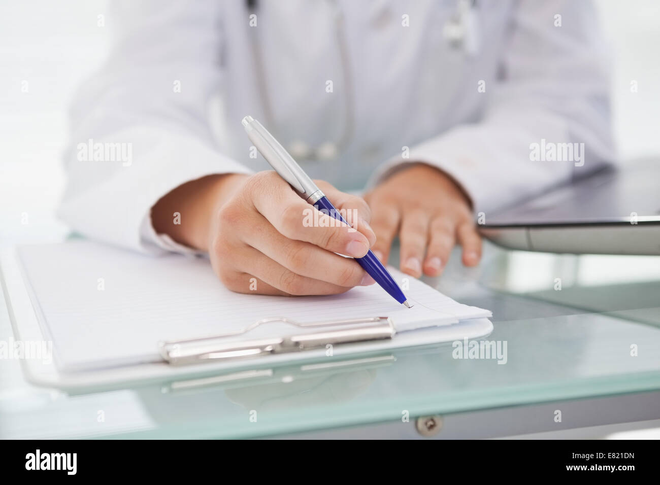 Writing medical notes hi-res stock photography and images - Alamy