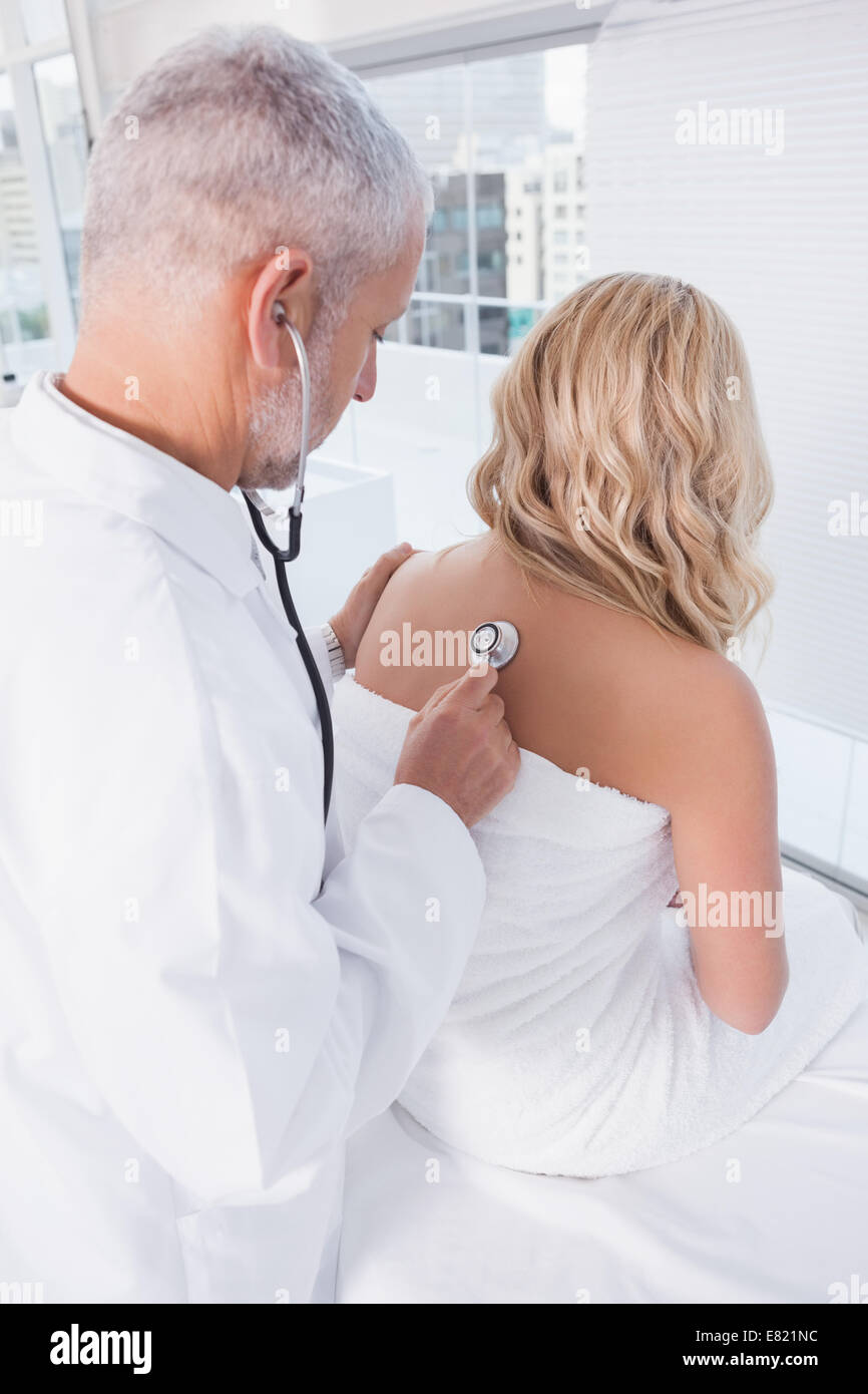 Doctor listening patient breathing hi-res stock photography and images ...