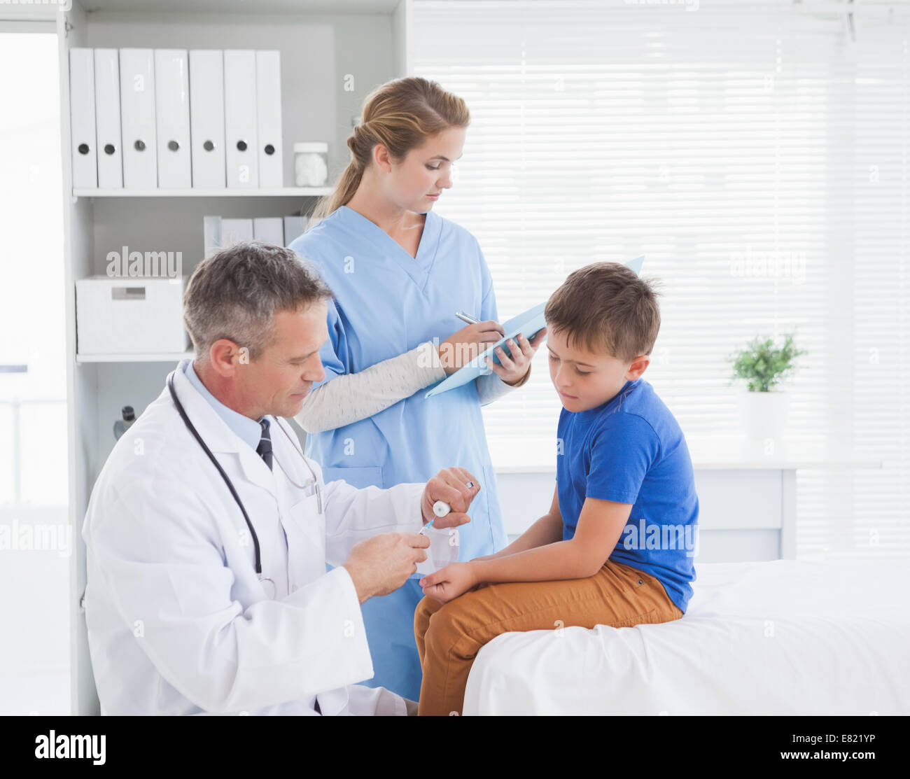 Doctor preparing an injection Stock Photo - Alamy