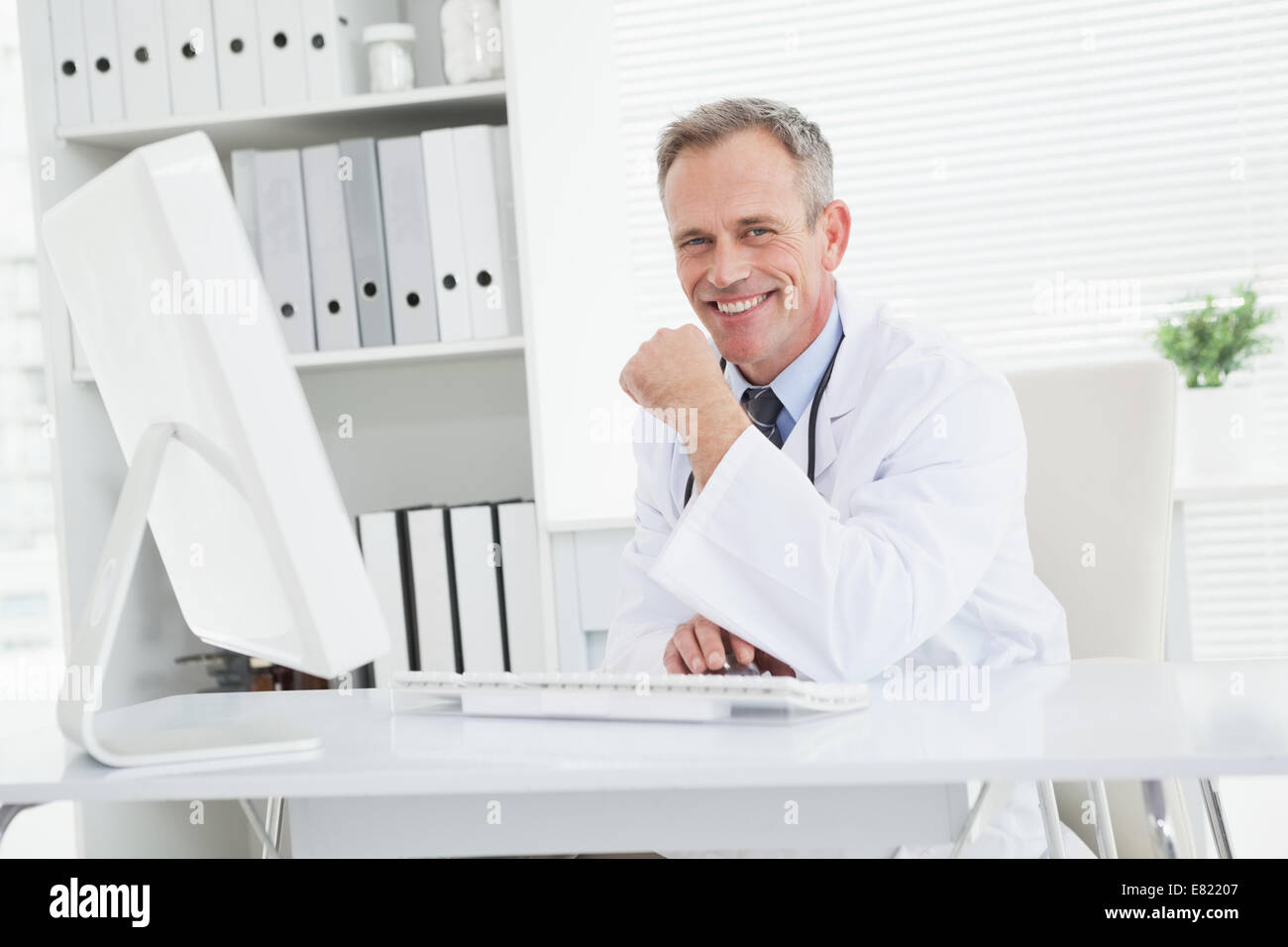 Doctor looking pc screen hi-res stock photography and images - Alamy