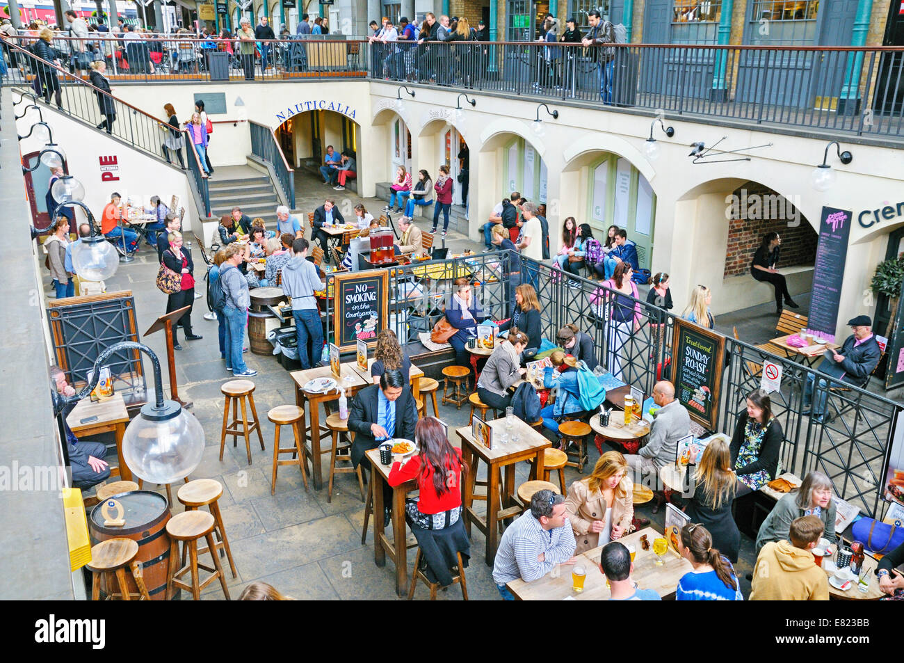 Crowded pub inside hi-res stock photography and images - Alamy