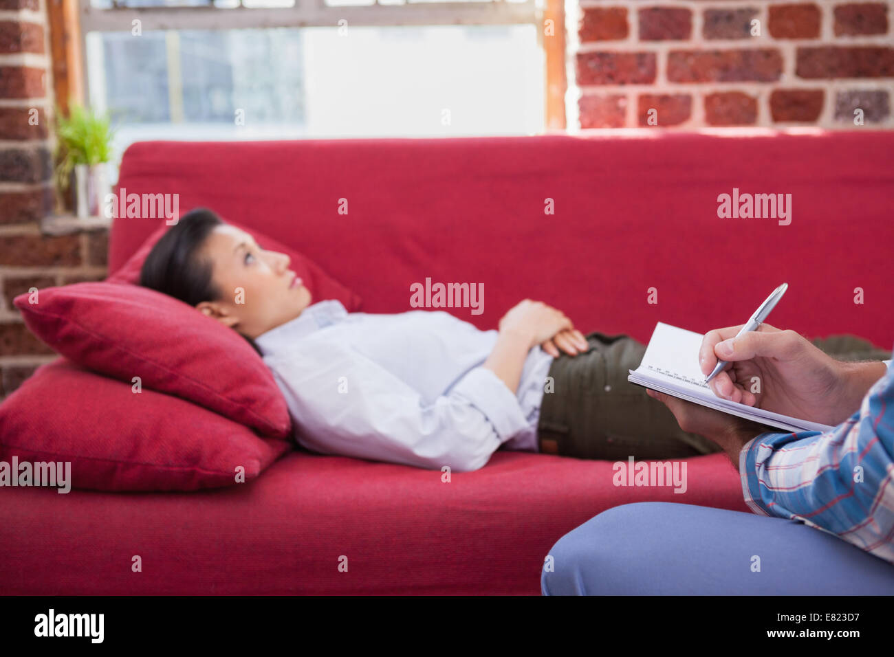Psychiatrist and patient on couch hi-res stock photography and images ...