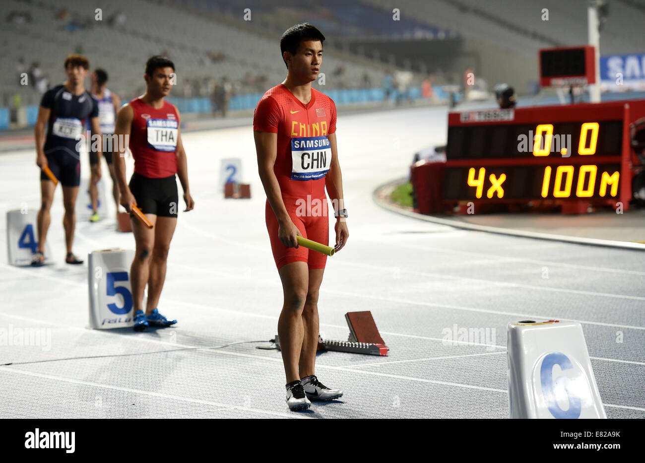 Incheon, South Korea. 29th Sep, 2014. Chen Shiwei (R) of China competes ...