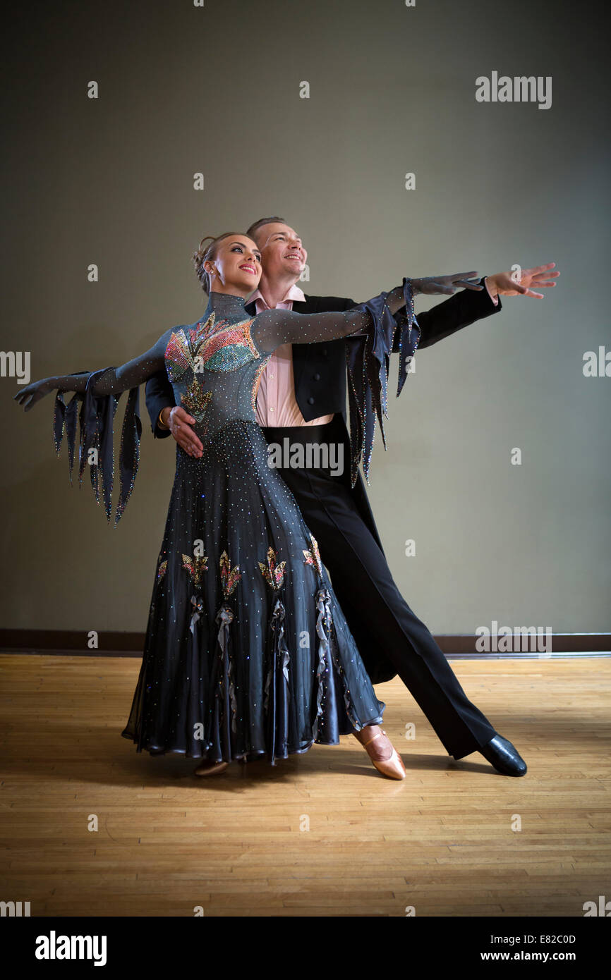 A man and woman dancing together in a dance studio Stock Photo - Alamy
