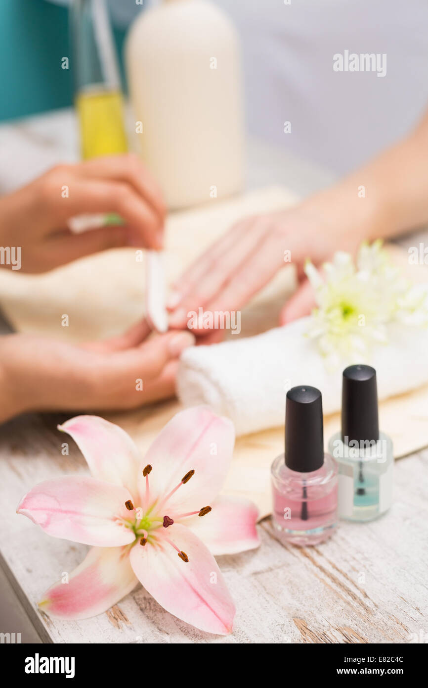 Nail technician giving customer a manicure Stock Photo - Alamy
